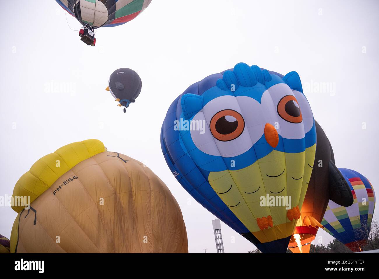 Torino, Italia. 05th Jan, 2025. Balloon crews prepare them for flight ...