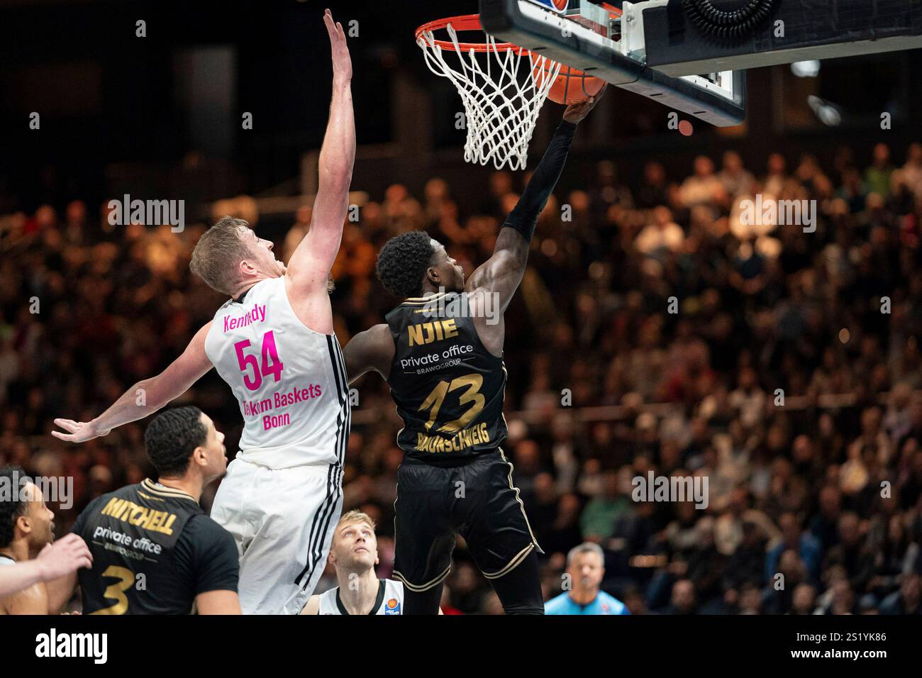 Barra Njie (Nr. 13 Basketball Loewen Braunschweig) gegen Thomas Kennedy ...