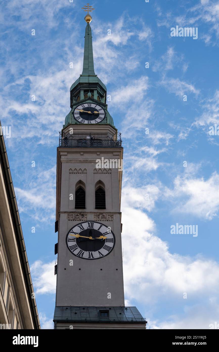 Alter Peter - famous church tower building at the old town of Munich ...