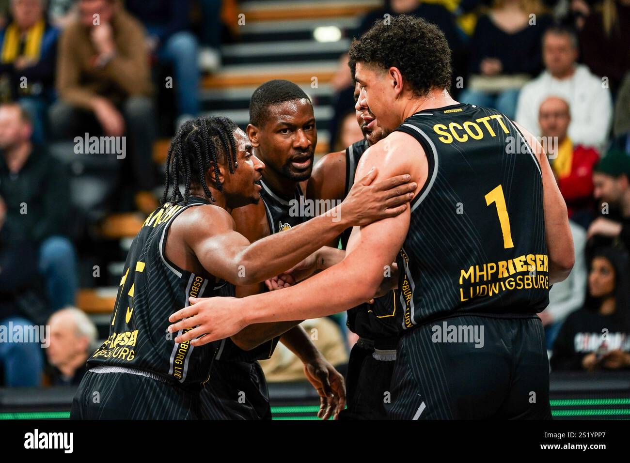 Oldenburg, Deutschland. 05th Jan, 2025. Ludwigsburger beim Huddle, Ezra ...