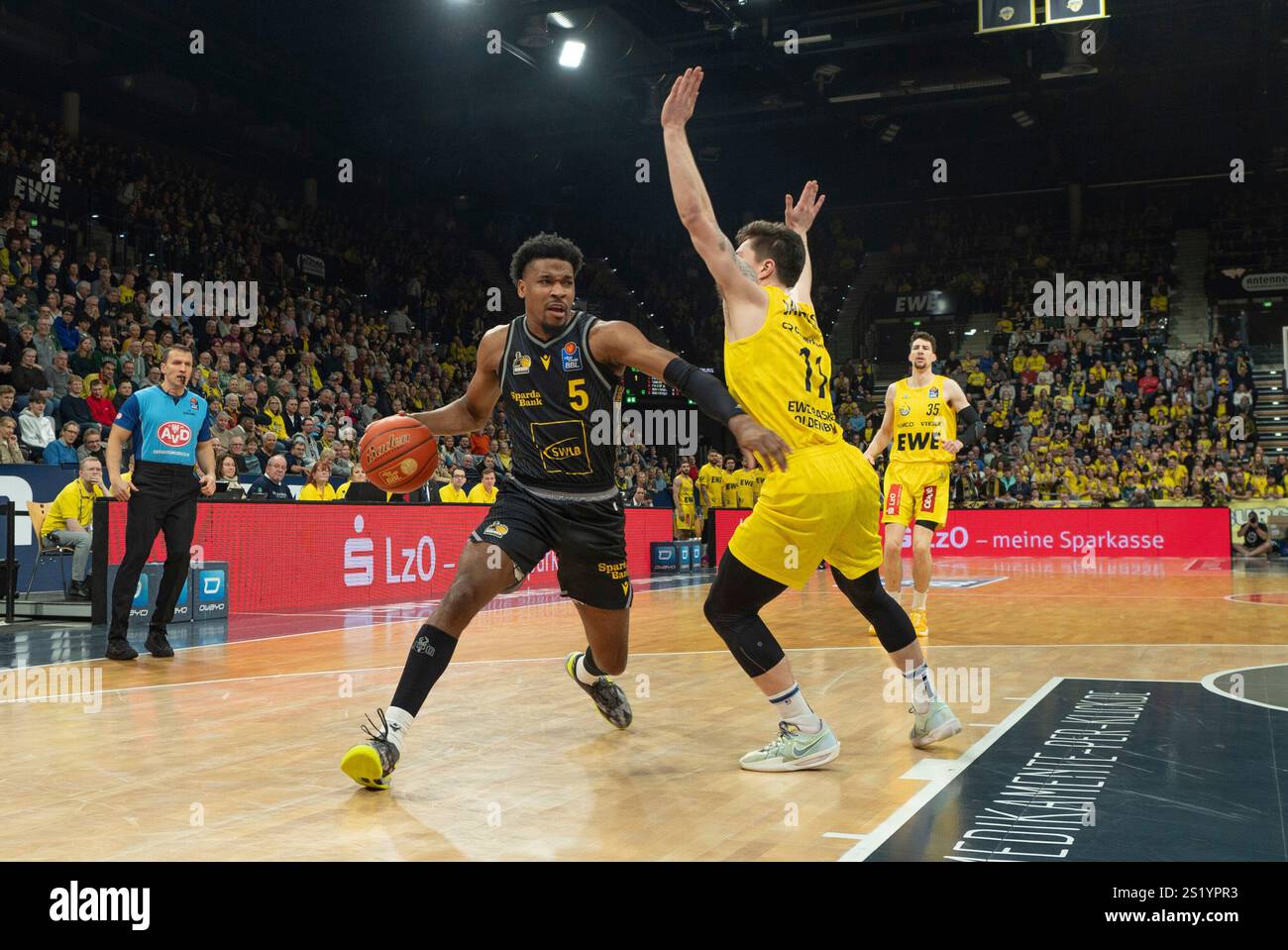 05.01.2025, EWE Arena, Oldenburg, GER, easy Credit-BBL, EWE Baskets ...