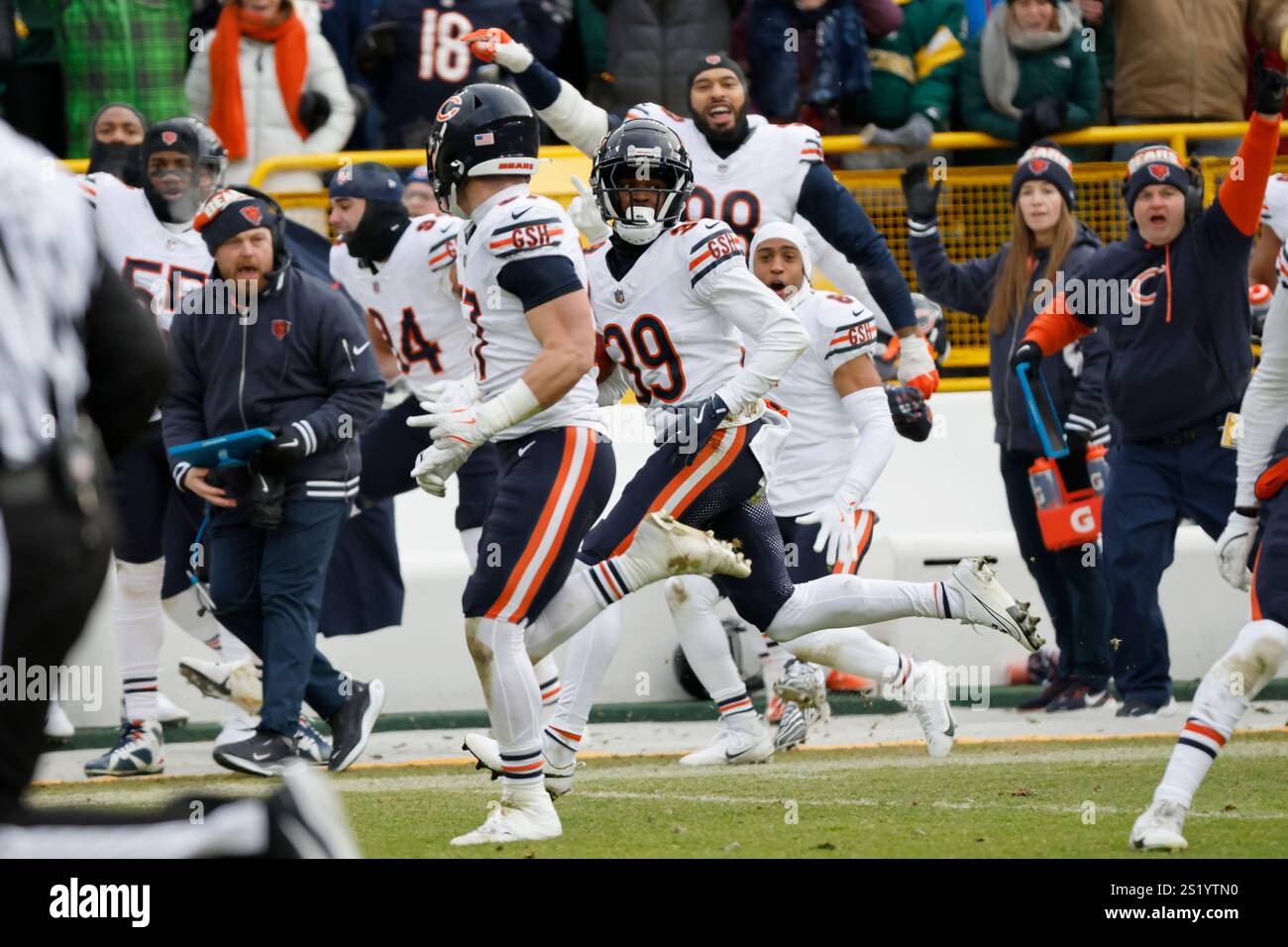 Chicago Bears' Josh Blackwell (39) returns a punt for a touchdown during the first half of an ...