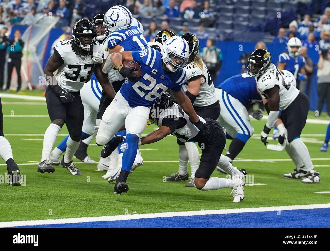 Indianapolis Colts running back Jonathan Taylor (28) runs for a ...