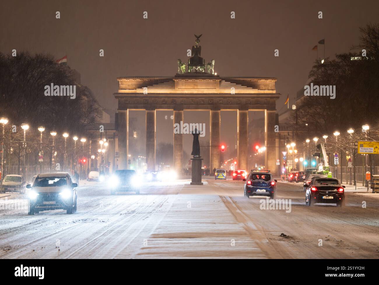dpatop - 05 January 2025, Berlin: Cars drive along the snow-covered ...