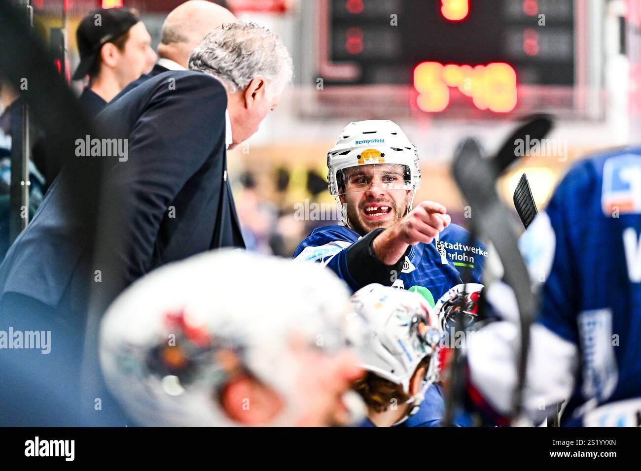 Zach Osburn (Iserlohn Roosters, #2) im Gespräch mit Doug Shedden ...