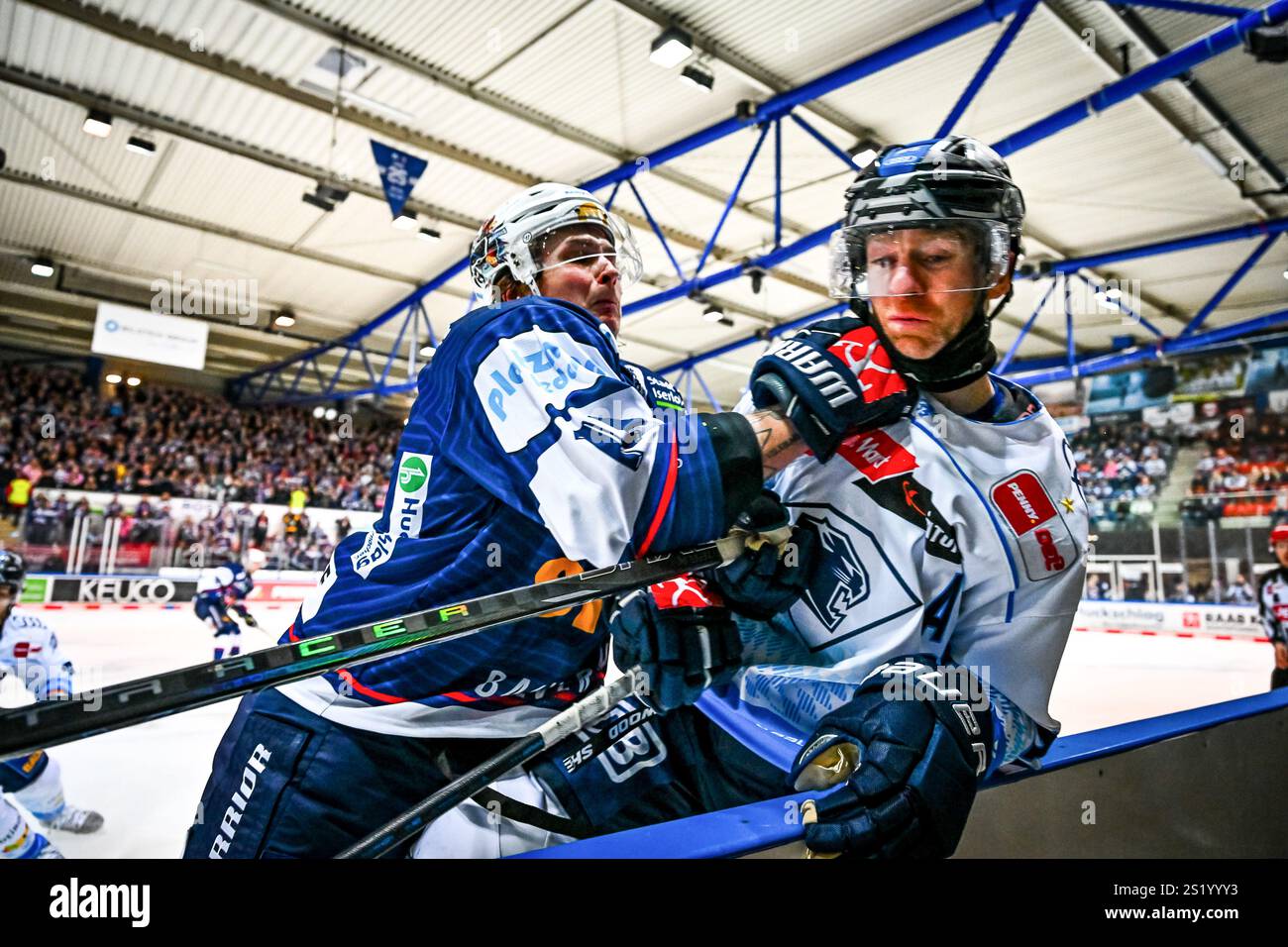 Jake Virtanen (Iserlohn Roosters, #19) checkt Mathew Bodie (ERC ...