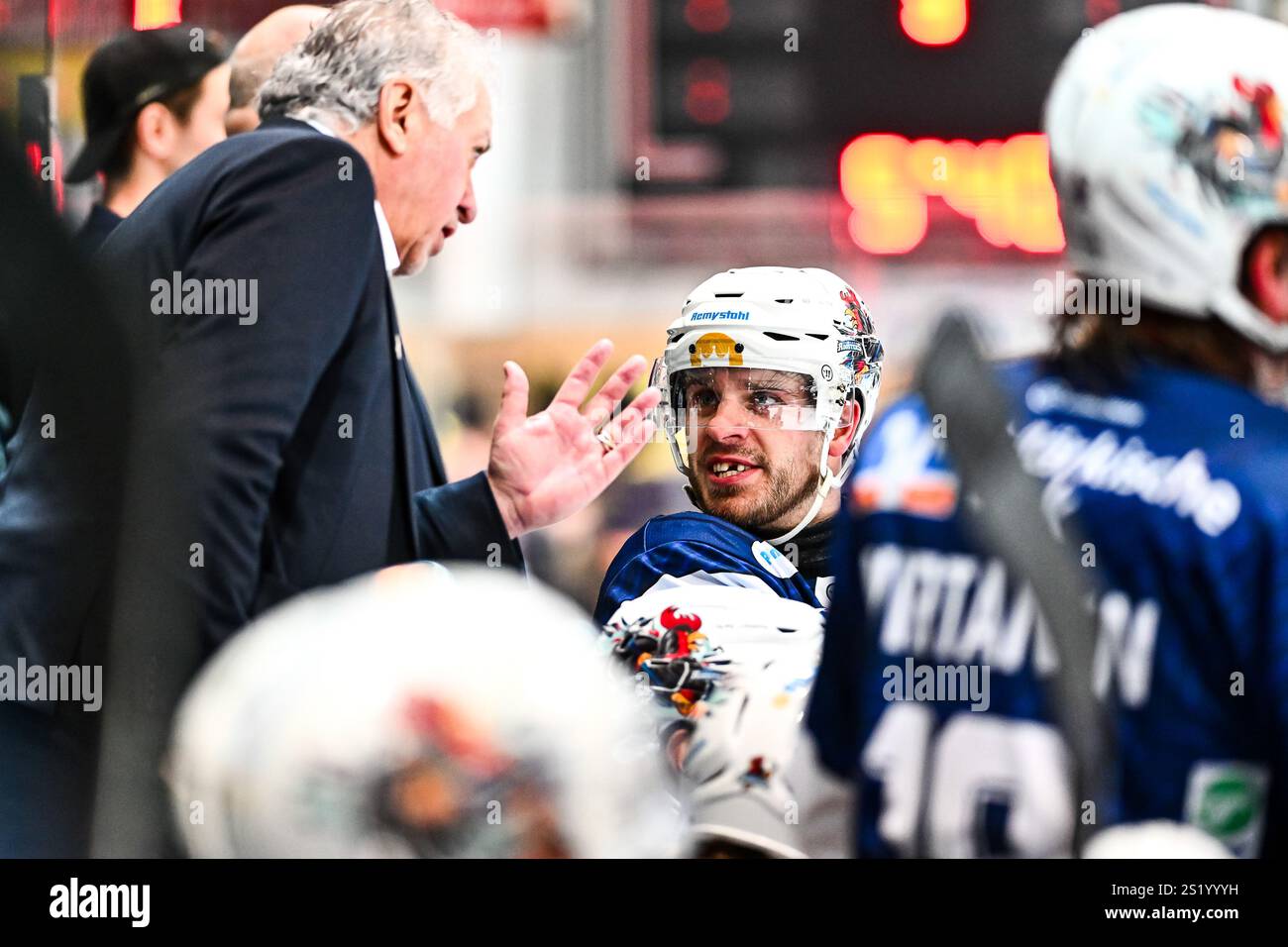 Zach Osburn (Iserlohn Roosters, #2) im Gespräch mit Doug Shedden ...