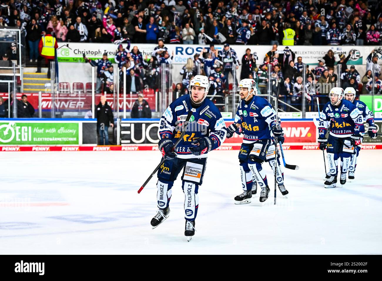 Torjubel, Jubel, Freude bei Torschütze Sven Ziegler (Iserlohn Roosters ...