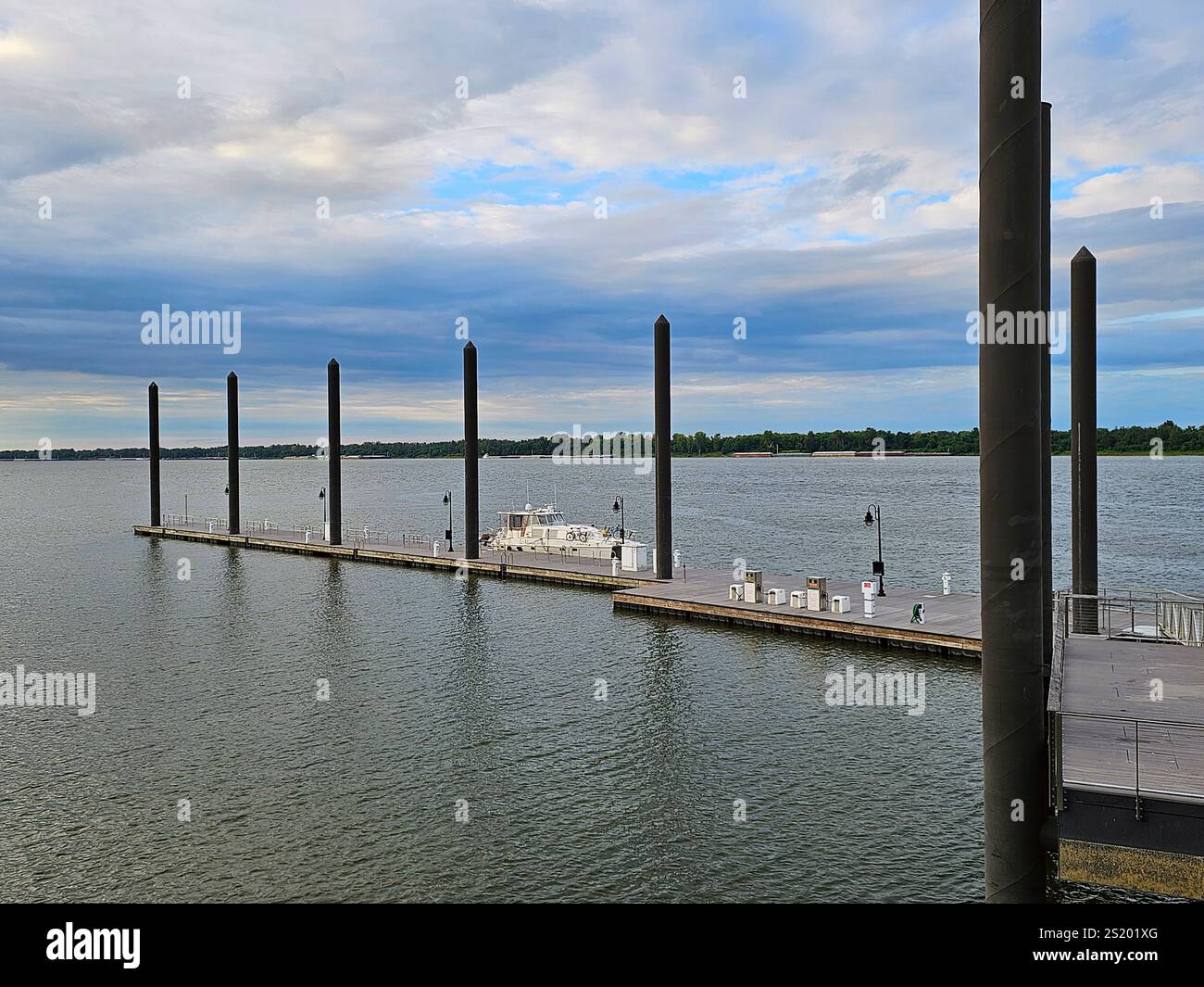 Pleasure craft docks at Paducah, Kentucky Stock Photo - Alamy