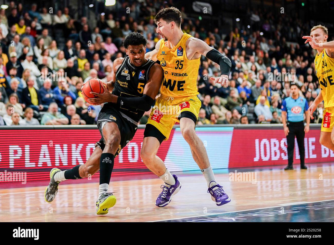 Oldenburg, Deutschland. 05th Jan, 2025. Justin Simon (MHP Riesen ...
