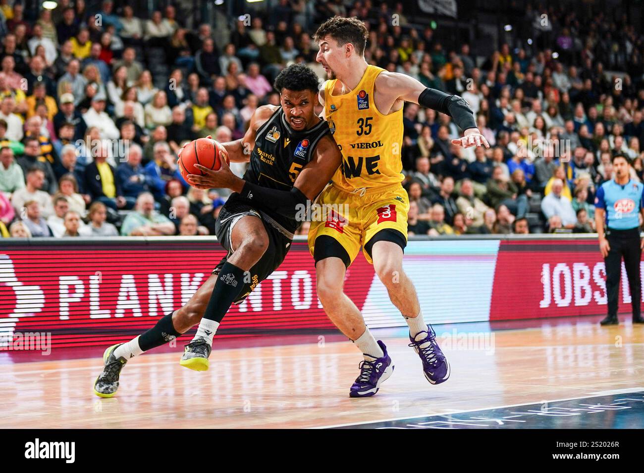 Oldenburg, Deutschland. 05th Jan, 2025. Justin Simon (MHP Riesen ...