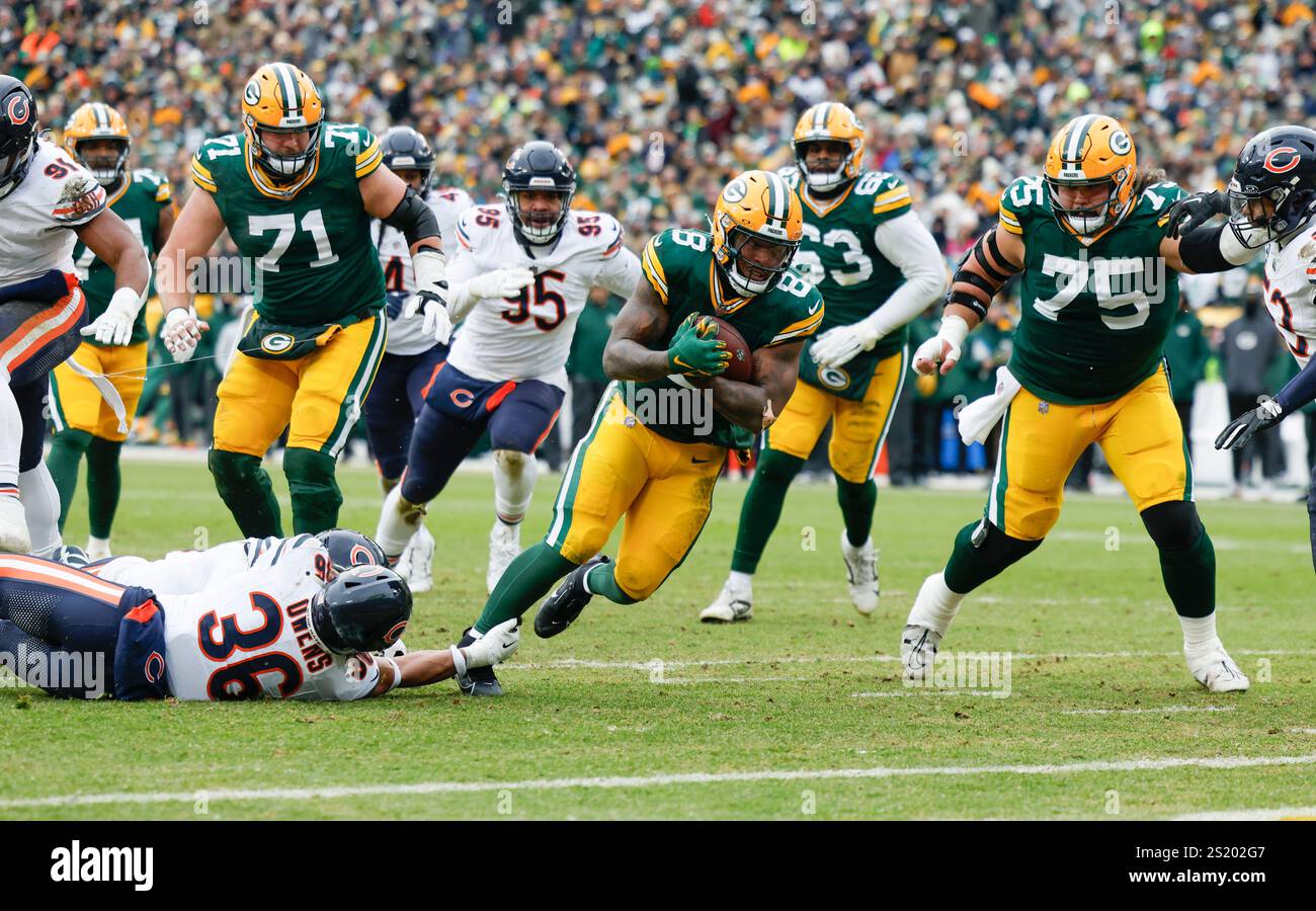Green Bay Packers running back Josh Jacobs (8) runs for a touchdown ...