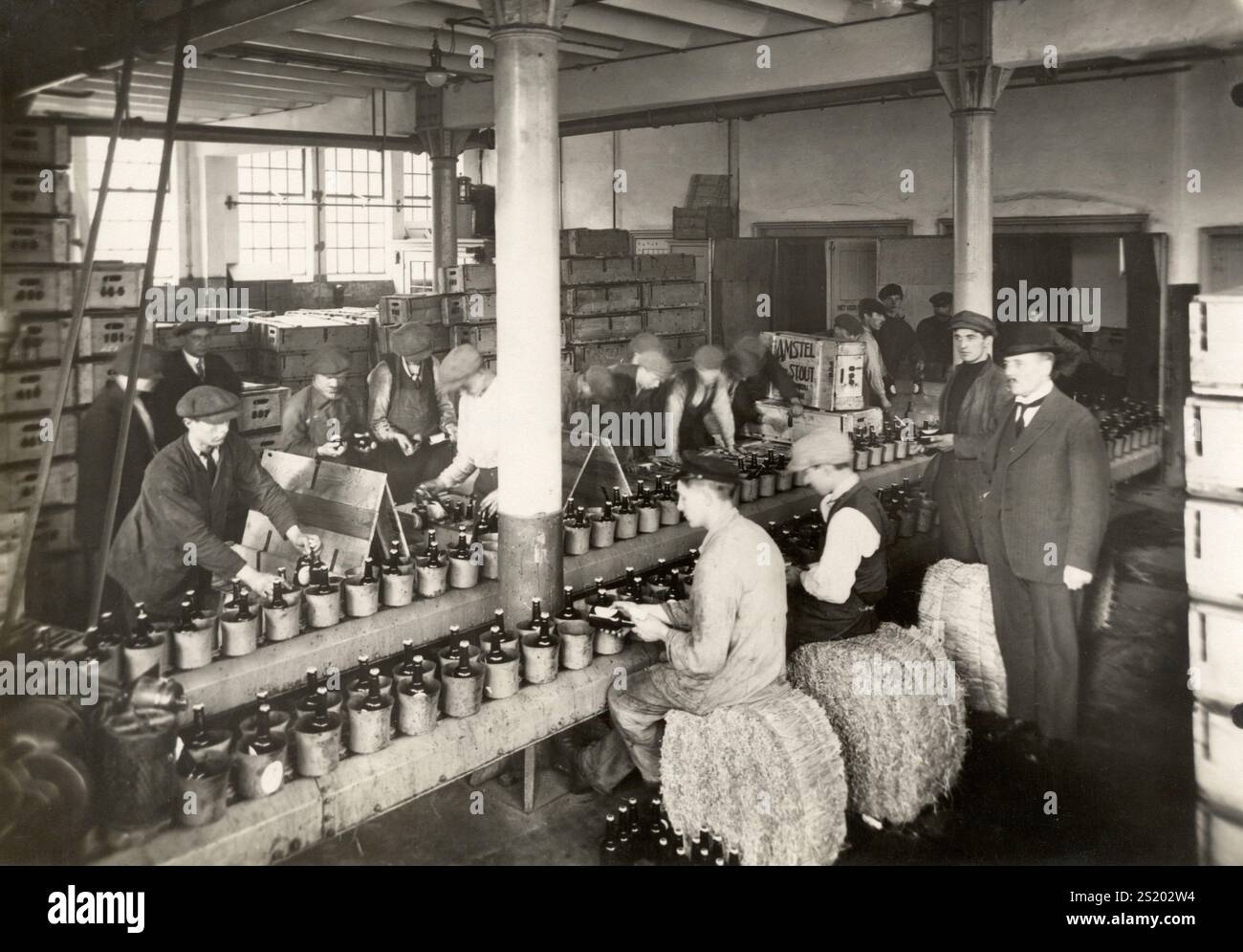 Industry workers 1920s hi-res stock photography and images - Alamy