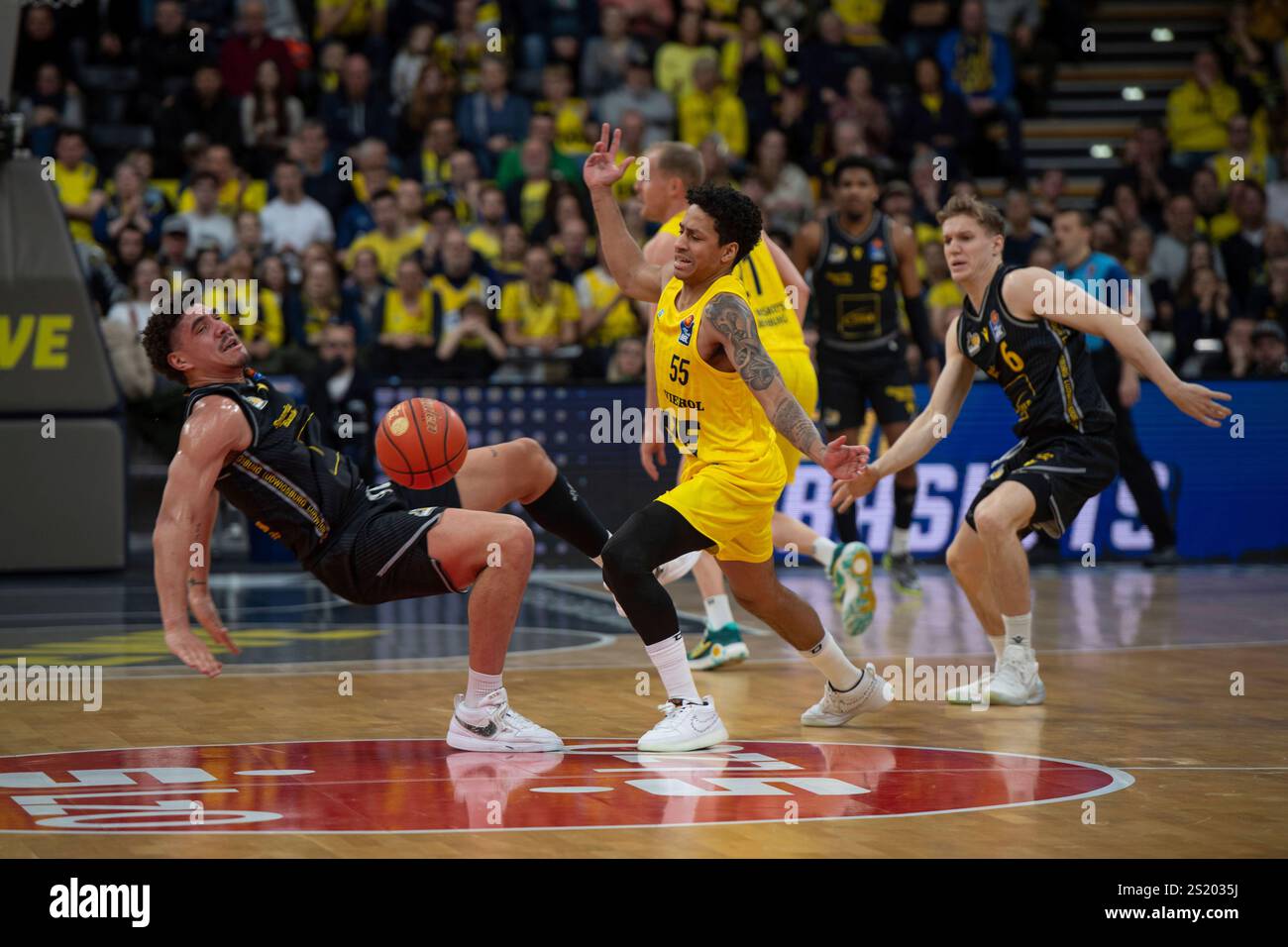 05.01.2025, EWE Arena, Oldenburg, GER, easy Credit-BBL, EWE Baskets ...