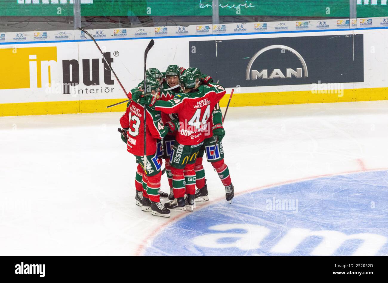 Gothenburg, Sweden. 4th Jan 2025. Frölunda HC celebrating the goal to 1-0 in 1st period of match ...