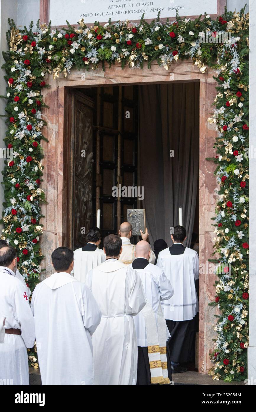 Rome, Italy. 05th Jan, 2025. The first pilgrims pass through the Holy ...