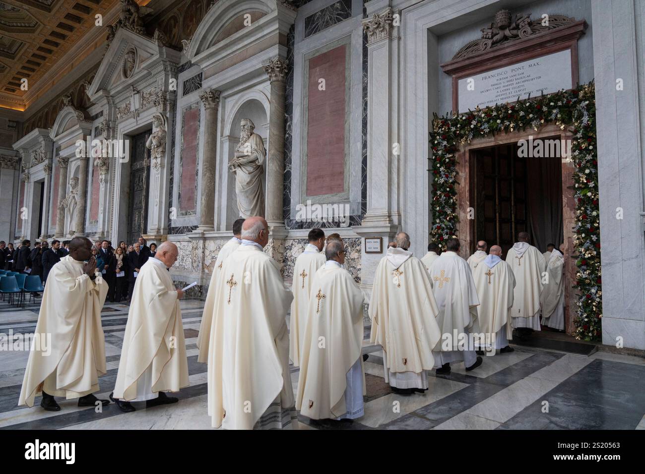 Rome, Italy. 05th Jan, 2025. The first pilgrims pass through the Holy ...