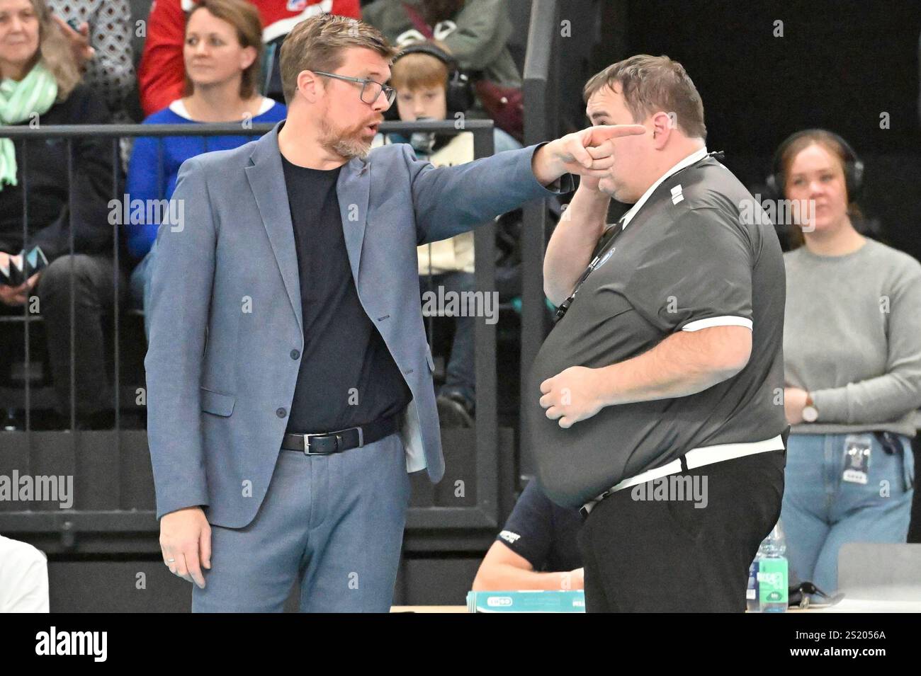 05.01.2025, LKH Arena, Lueneburg, GER; 1. VBL, SVG Lueneburg vs VCO Berlin im Bild Trainer ...