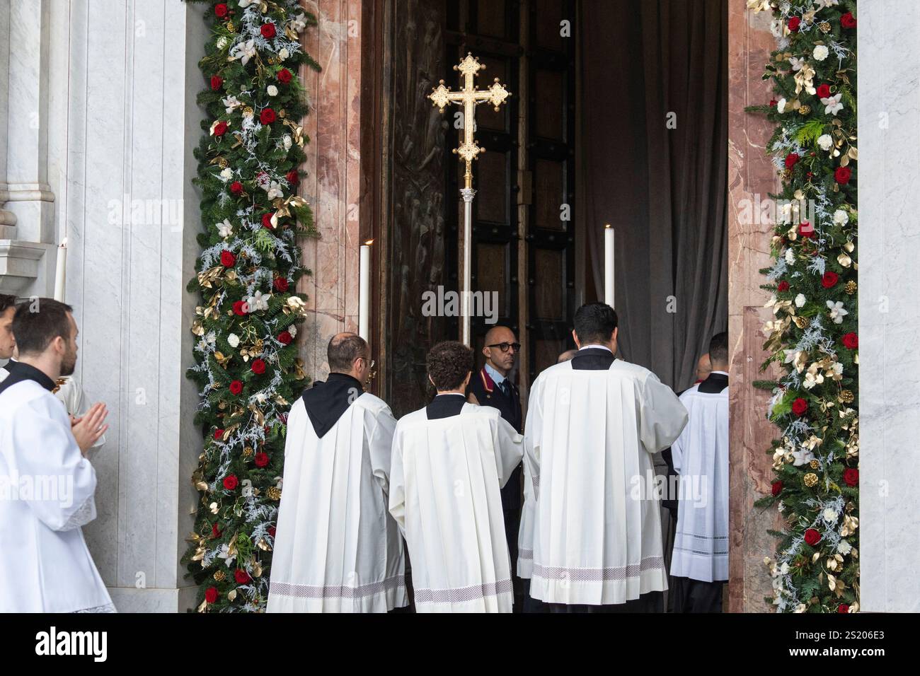 Rome, Italy. 05th Jan, 2025. The first pilgrims pass through the Holy ...