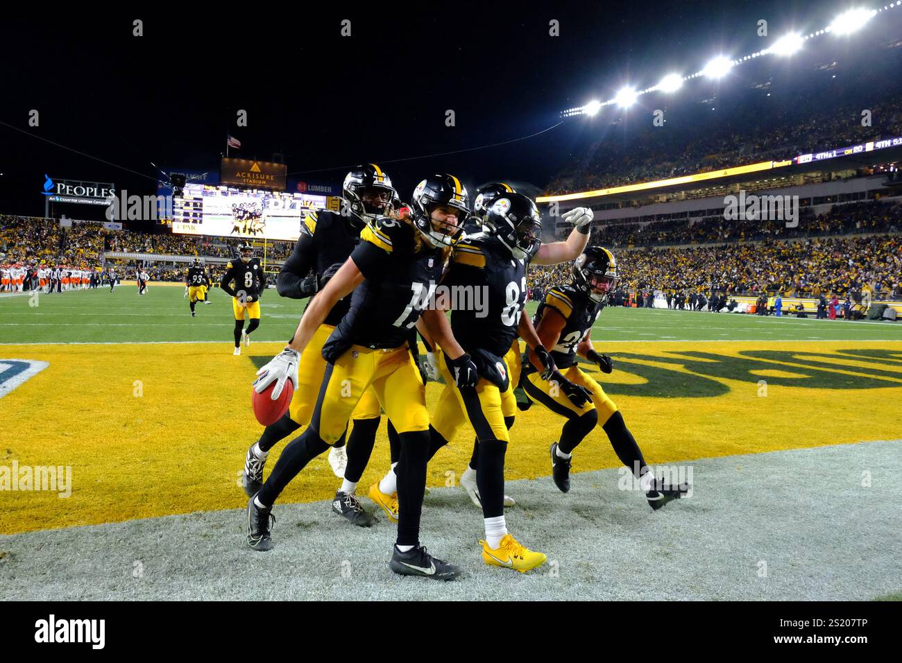 Pittsburgh, PA, USA. 04th Jan, 2025. Beanie Bishop #31 and team during ...