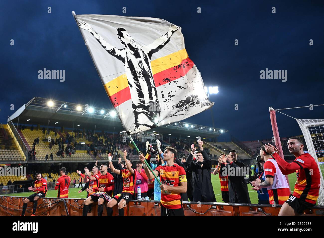 Benevento, Italy. 5th Jan, 2025. Benevento Calcio players celebrate the ...