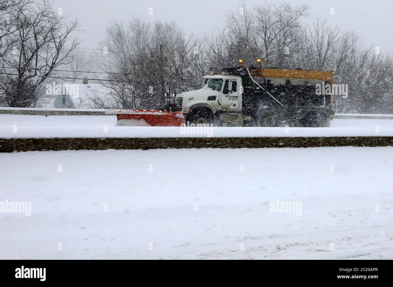 Louisville, United States. 05th Jan, 2025. Kentucky road crews work to ...