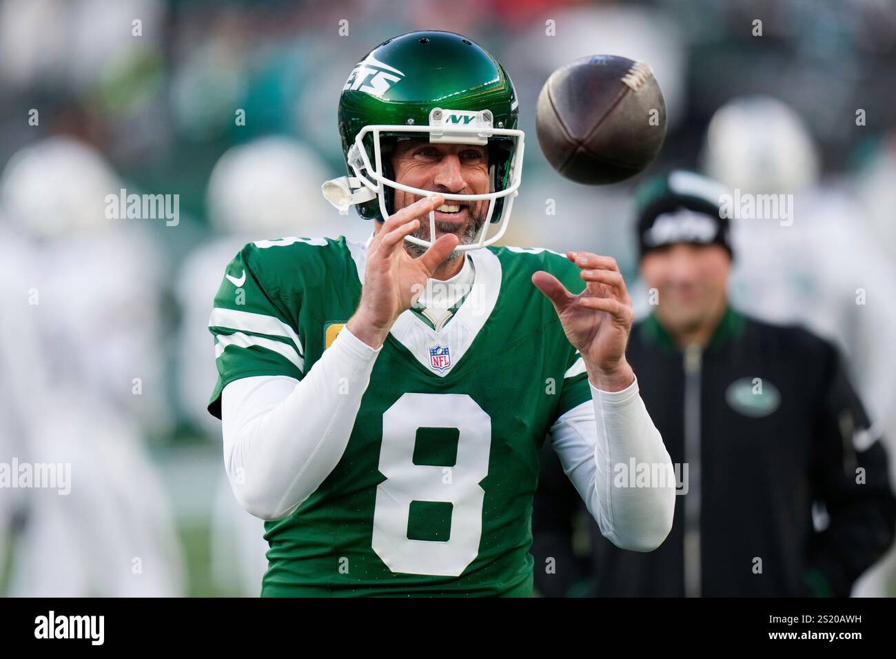 New York Jets quarterback Aaron Rodgers (8) warms up before an NFL ...