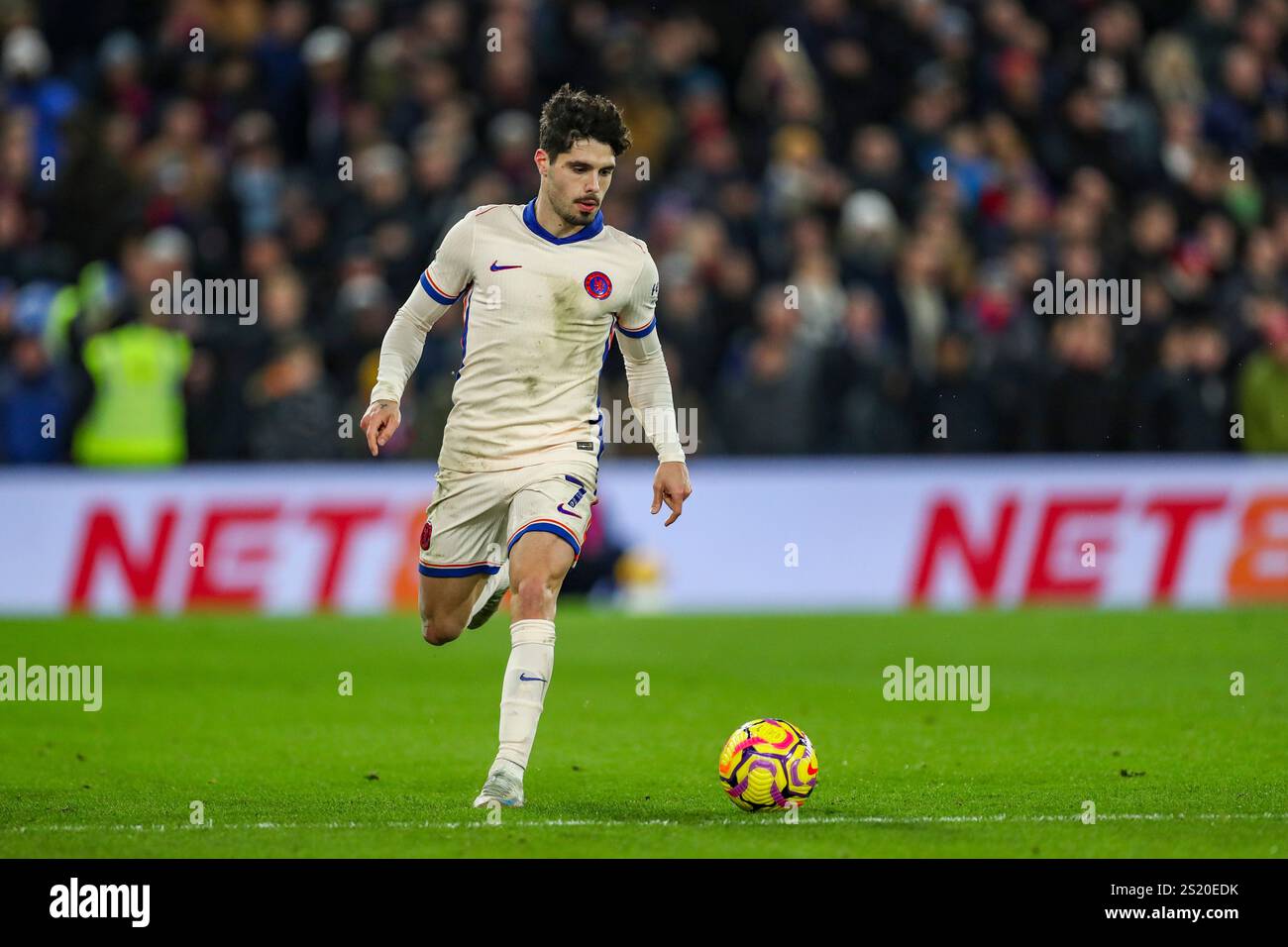 London, UK. 04th Jan, 2025. Chelsea forward Pedro Neto (7) during the ...