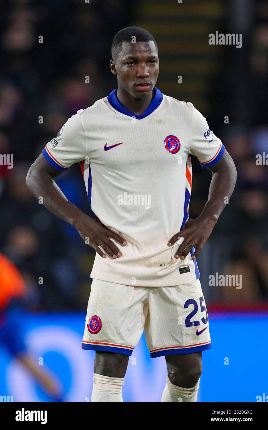 London, UK. 04th Jan, 2025. Chelsea midfielder Moises Caicedo (25 ...