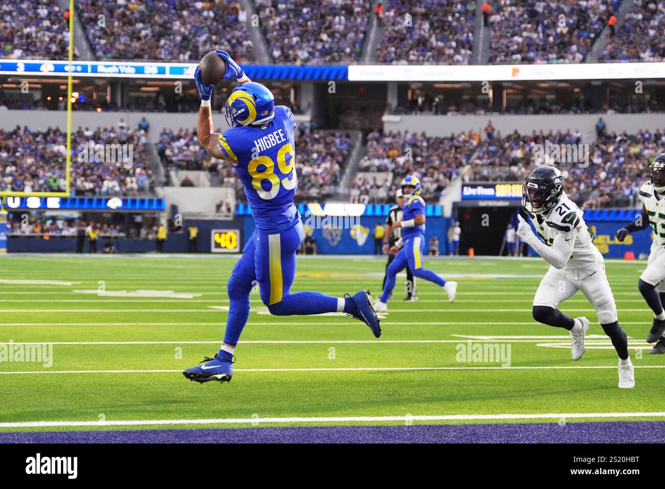 Los Angeles Rams tight end Tyler Higbee (89) scores a touchdown past ...