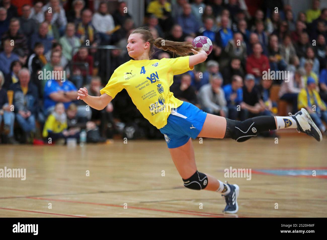 Jana Walther (4, HC Leipzig) wirft einen Siebenmeter. Handball, 2 ...