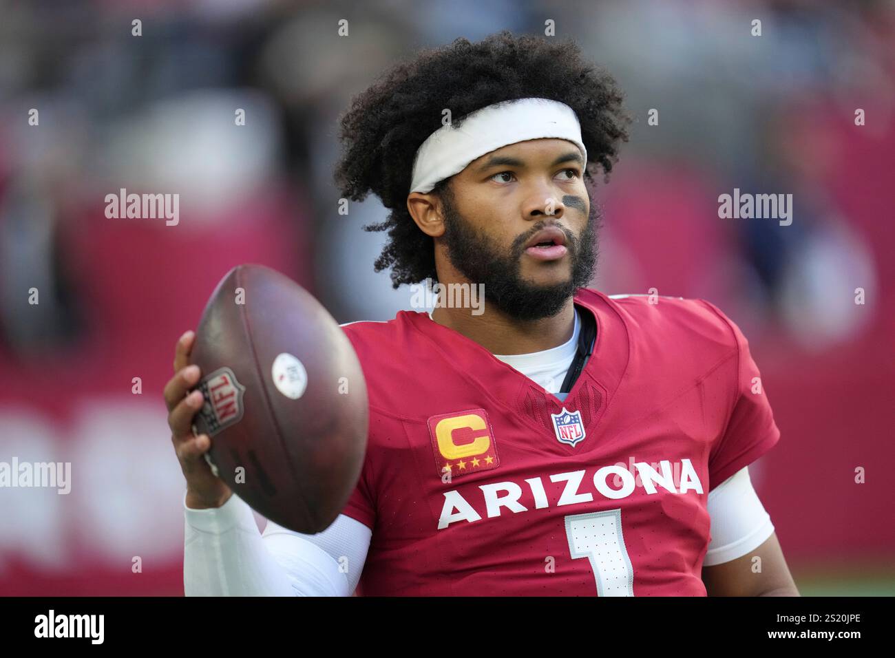 Arizona Cardinals quarterback Kyler Murray (1) warms up before an NFL ...