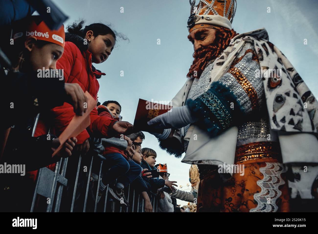 Barcelona, Spain. 5th Jan, 2025. King Gaspar makes his way through ...