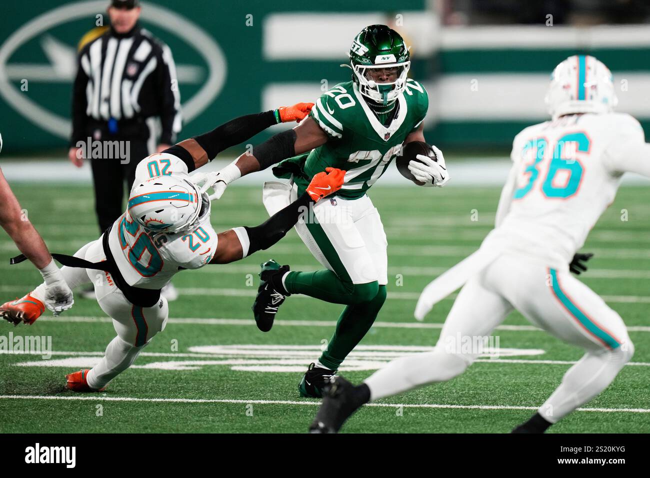 Miami Dolphins linebacker Jordyn Brooks, left, attempts to tackle New ...