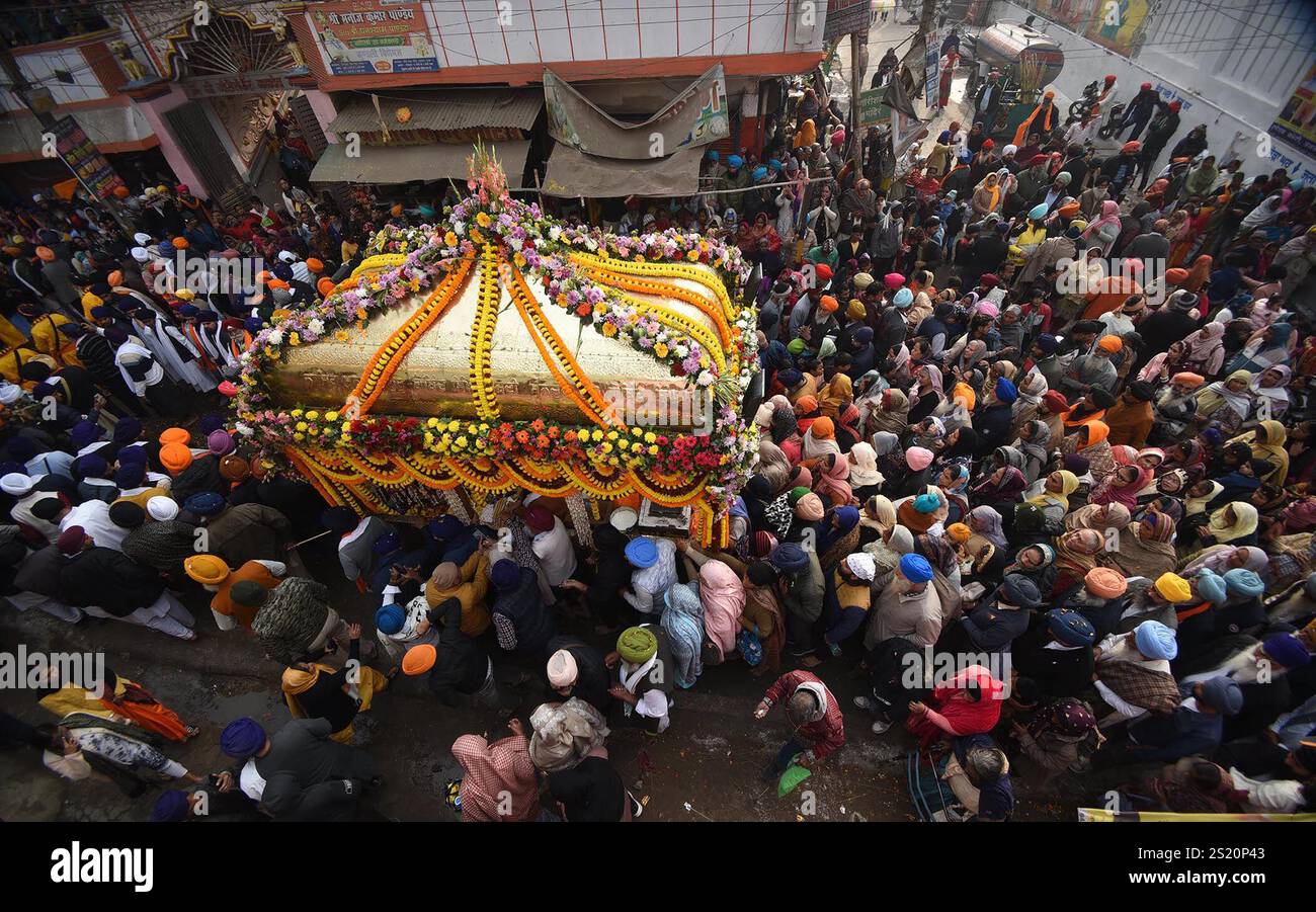 Patna, India. 05th Jan, 2025. PATNA, INDIA - JANUARY 5: Sikh devotees participate in holy ...