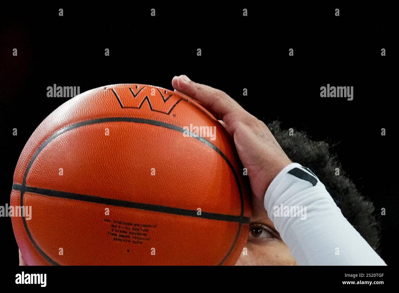 Washington guard DJ Davis makes a free throw against Illinois during ...