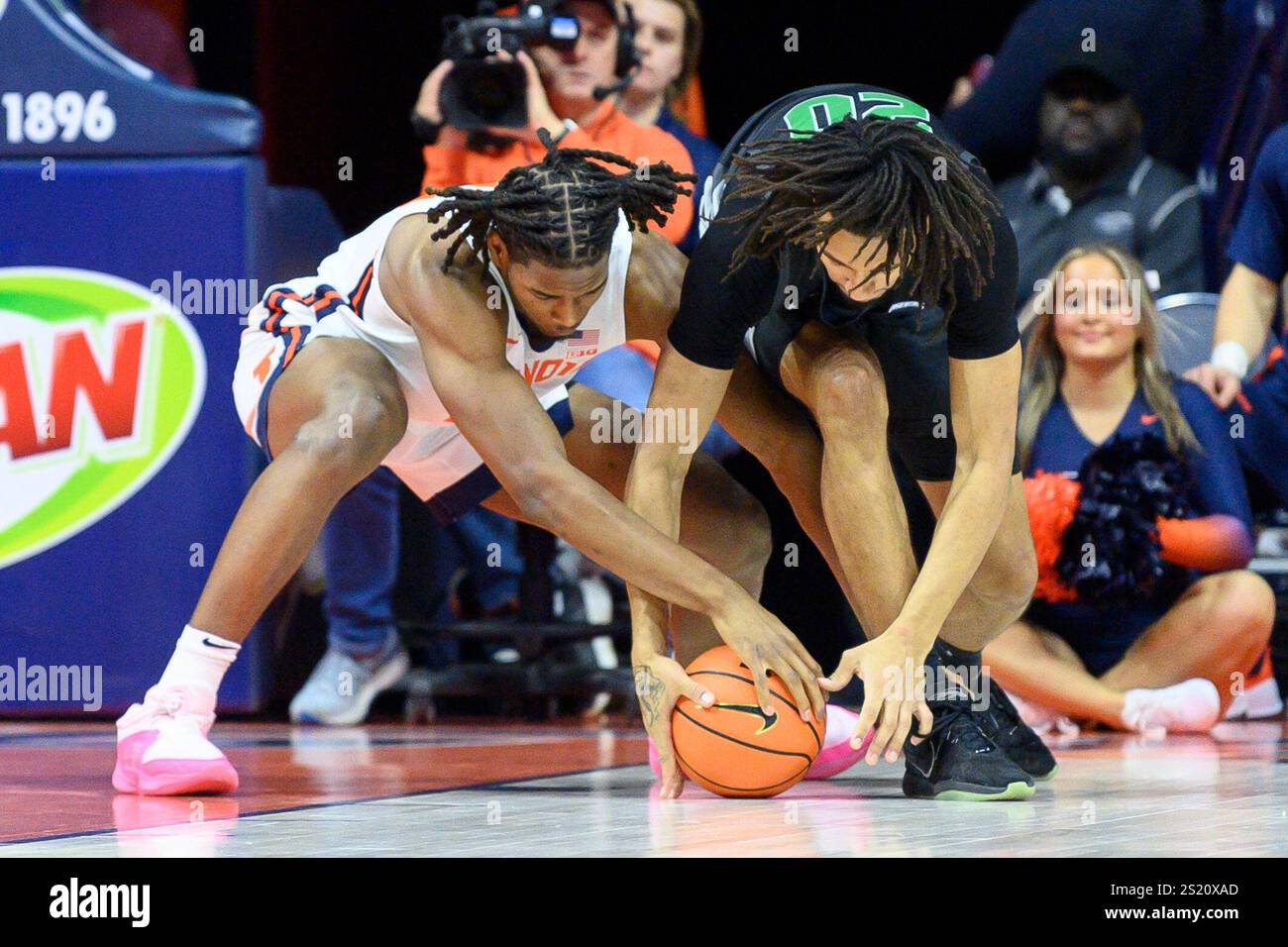 Illinois' Morez Johnson Jr. fights for a ball with CJ Delancy during an ...