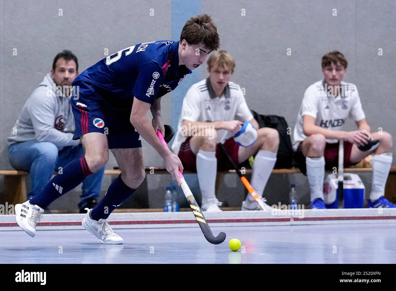 Ben Hasbach (MHC, 26), am Ball, Freisteller, Ganzkörper, Einzelbild ...