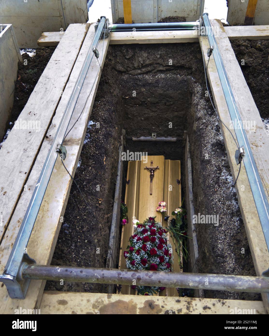 Open coffin empty hi-res stock photography and images - Alamy