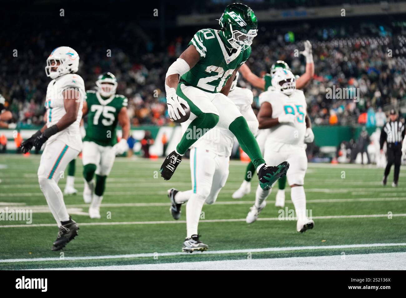 New York Jets running back Breece Hall (20) scores a touchdown during ...