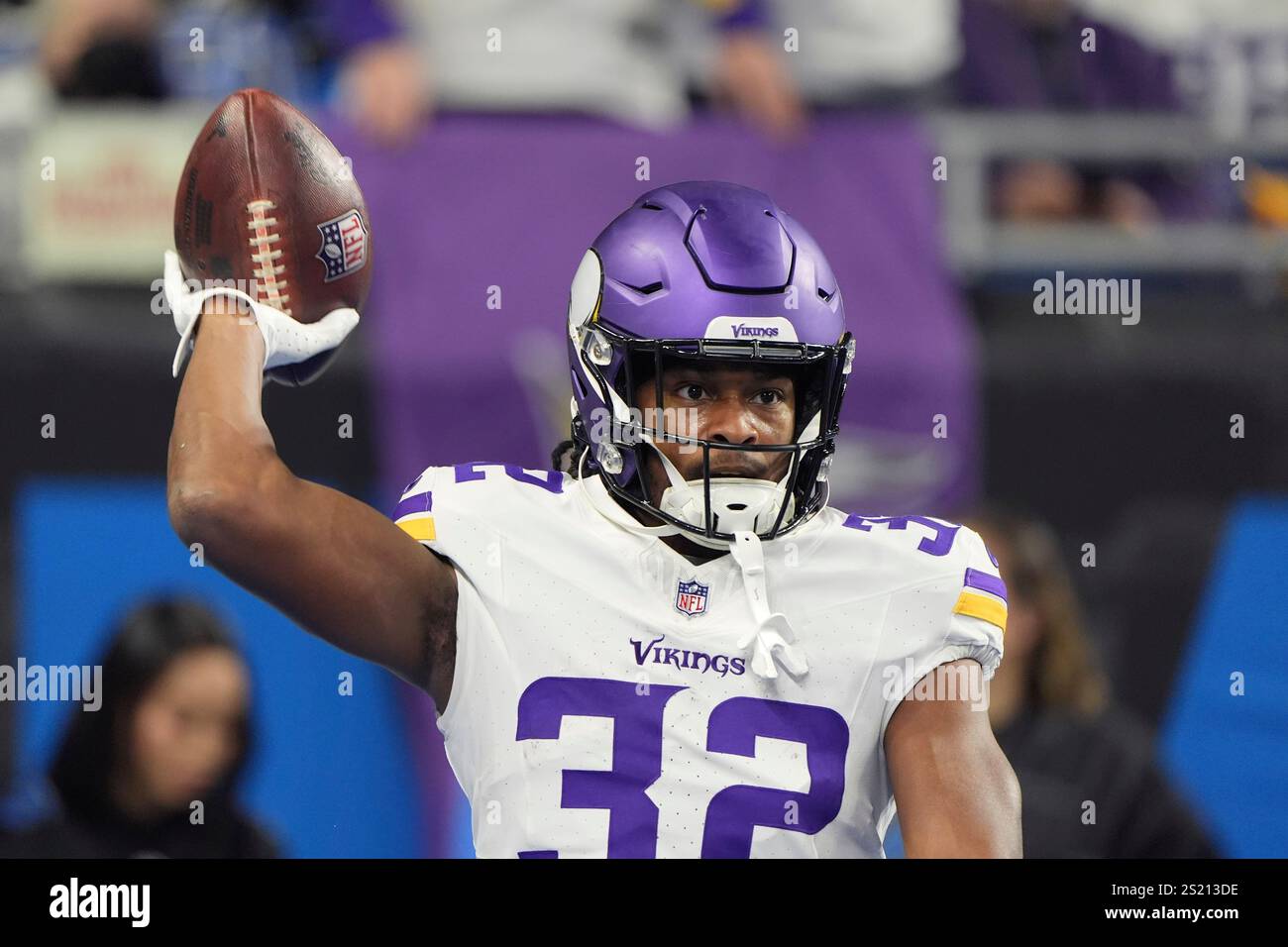 Minnesota Vikings running back Ty Chandler (32) warms up before an NFL ...