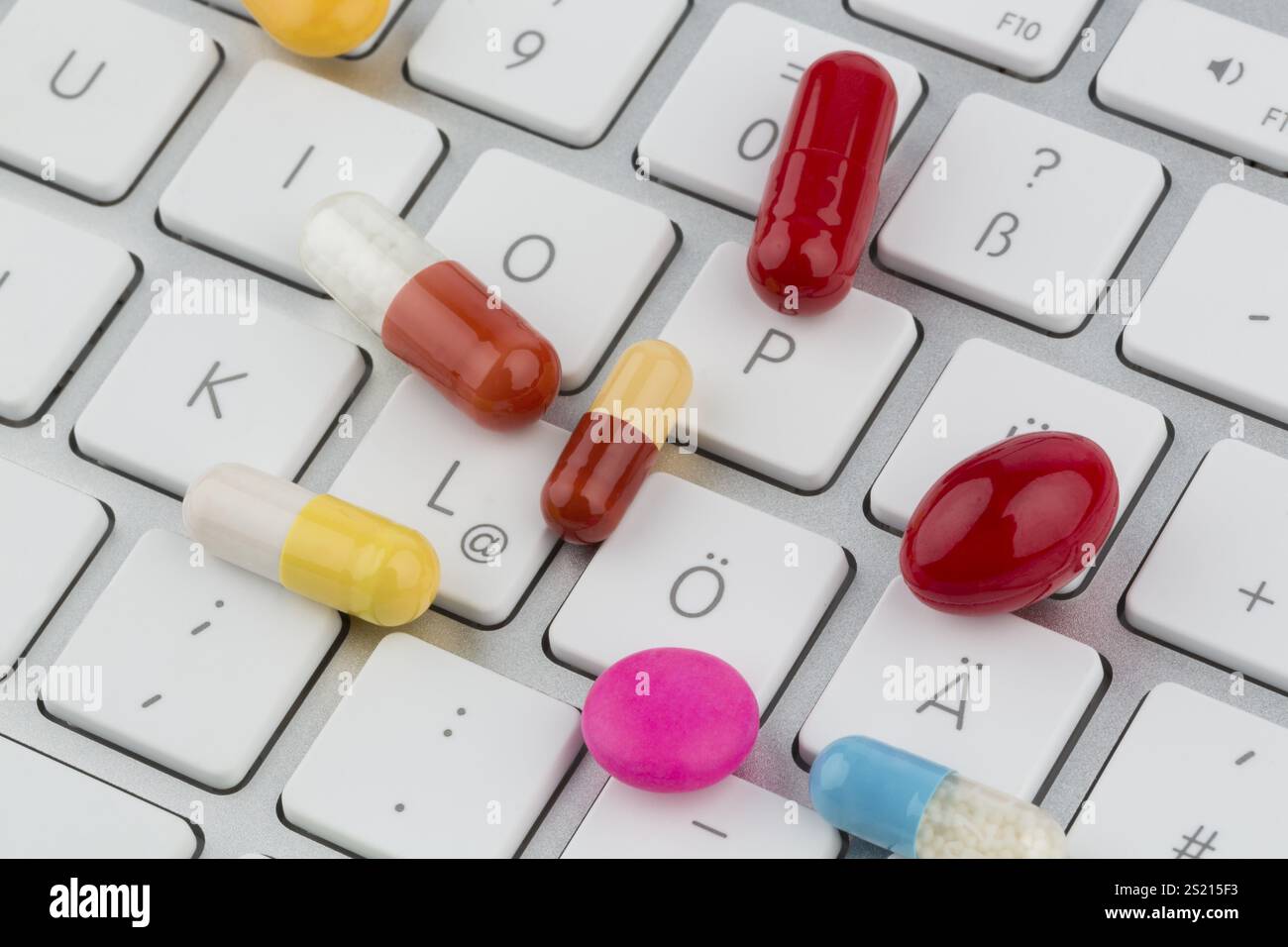 Tablets on keyboard, symbol photo for online pharmacies and drug costs ...