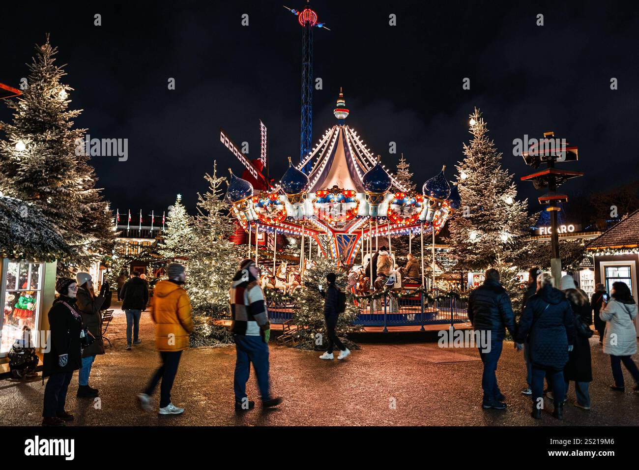 Kopenhagen, Dänemark: Weihnachten in Kopenhagen Karussell mit Menschen ...