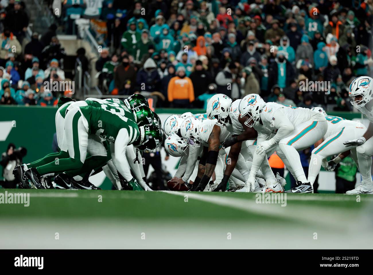 The line of scrimmage between the Miami Dolphins and the New York Jets ...
