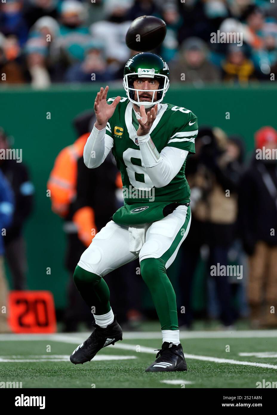 New York Jets quarterback Aaron Rodgers (8) catches the ball during an ...