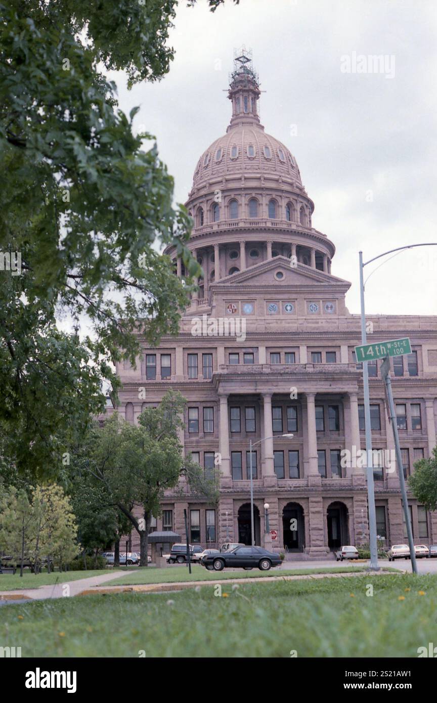 Austin, Texas, U.S.A., cca. 1992. View of the Texas Capitol building ...