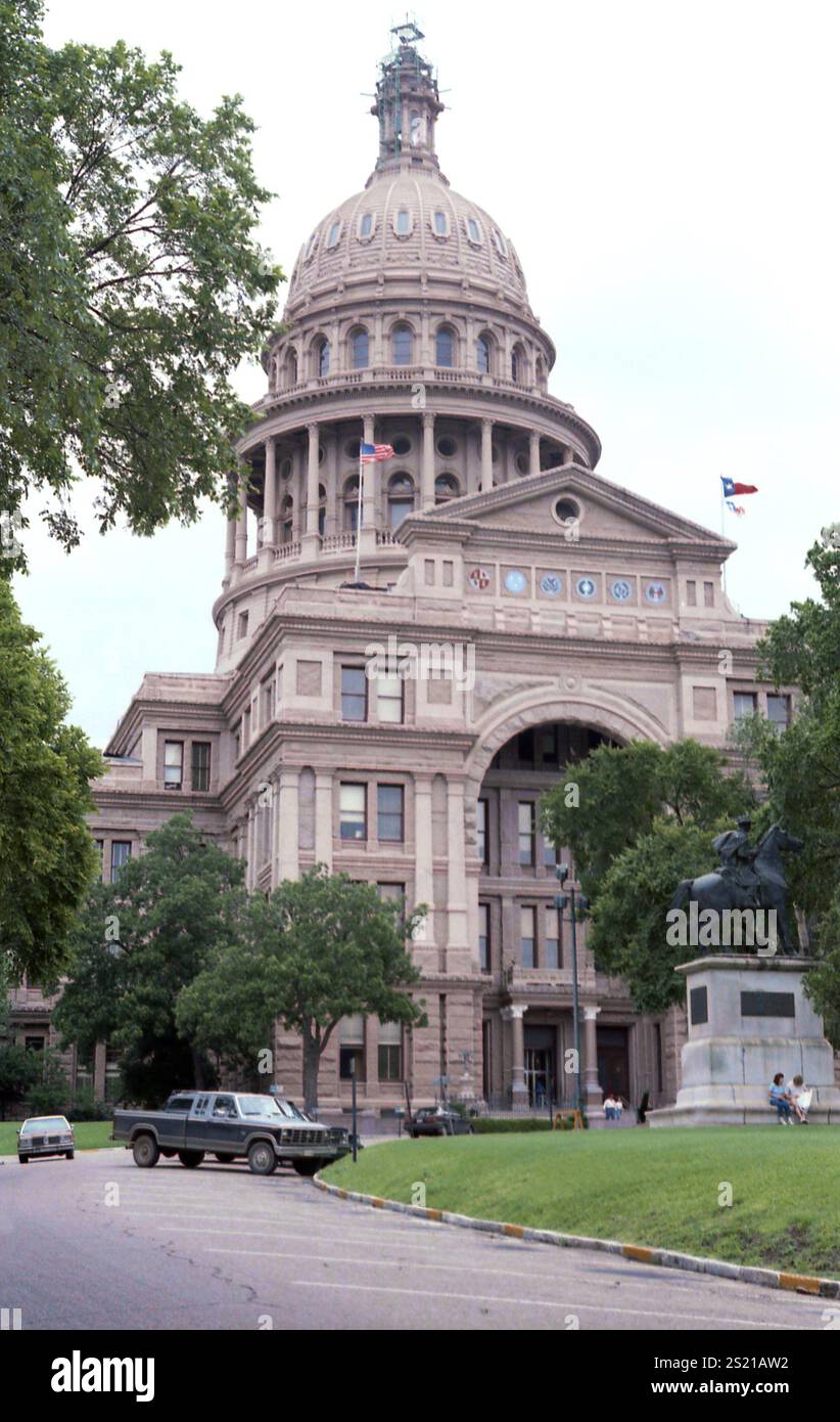 Austin, Texas, U.S.A., cca. 1992. View of the Texas Capitol building ...
