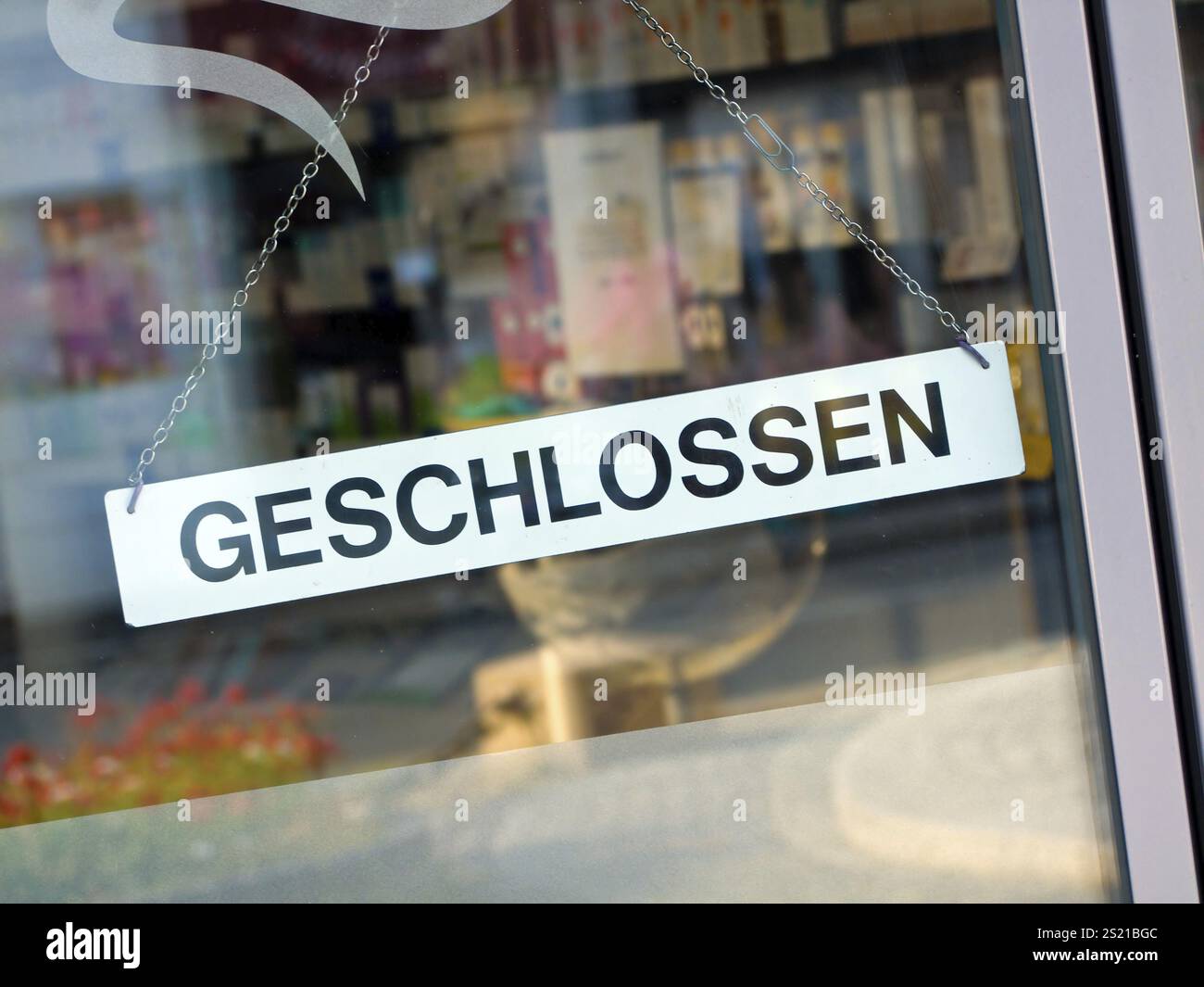 White sign: Closed in a shop Stock Photo - Alamy