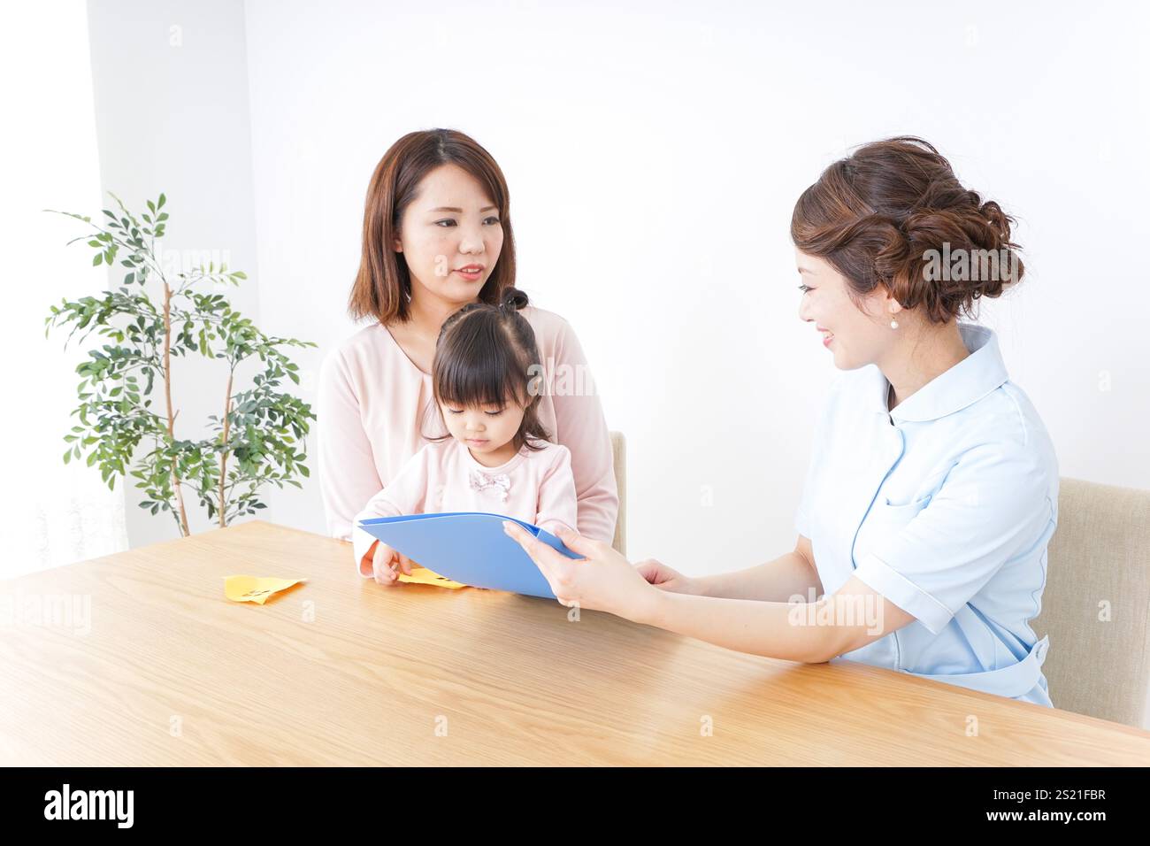 Parents and children undergoing medical check-ups Stock Photo - Alamy