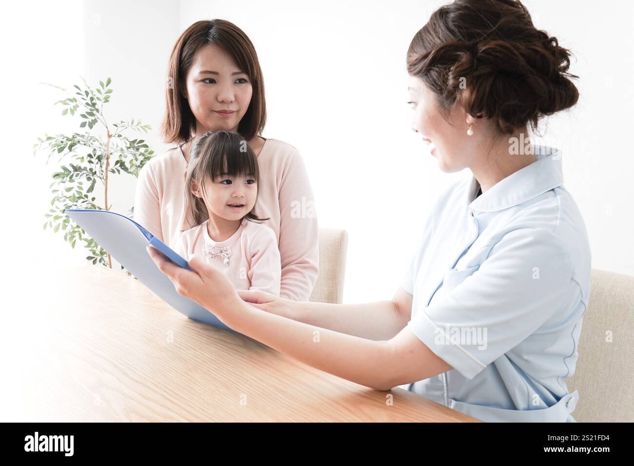 Parents and children undergoing medical check-ups Stock Photo - Alamy